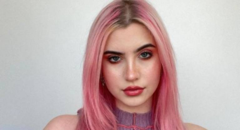 Jovem influencer, famosa no Tik Tok, relatou sofrer de exaustão