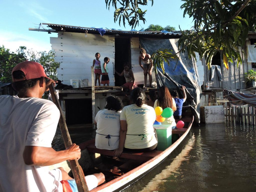 Comunidades ribeirinhas recebem visita de educadoras da EBI - Universal ...