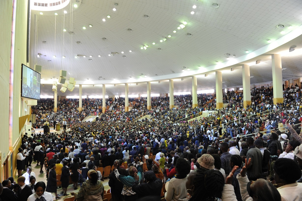 Bispo Macedo recebe guerreiros da Tribo Zulu na Catedral do Soweto, África do Sul - Universal ...