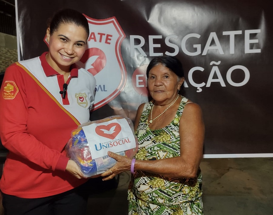 Comunidade carente de Natal recebe doações da Universal