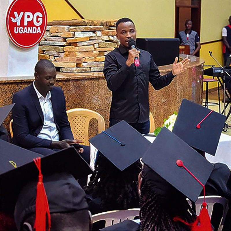 Em Uganda, 530 pessoas se formam em diversos cursos