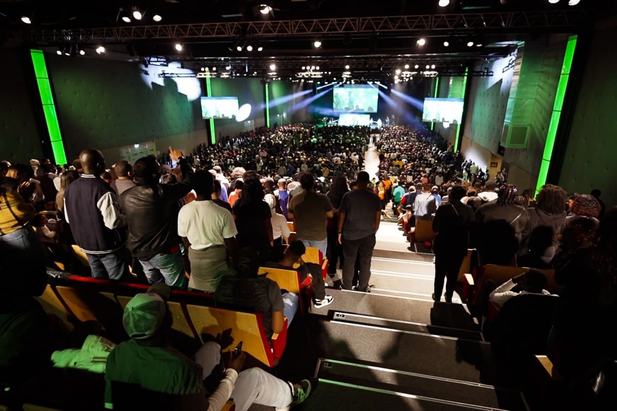 Mega Help leva mensagem de superação à juventude francesa