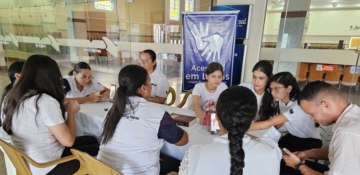 Ponto de Ligação Acessível leva fé e acolhimento à comunidade surda